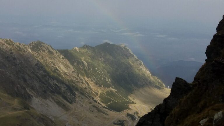 Varful Moldoveanu. Cel mai inalt varf din Romania. Ghid drumetie.